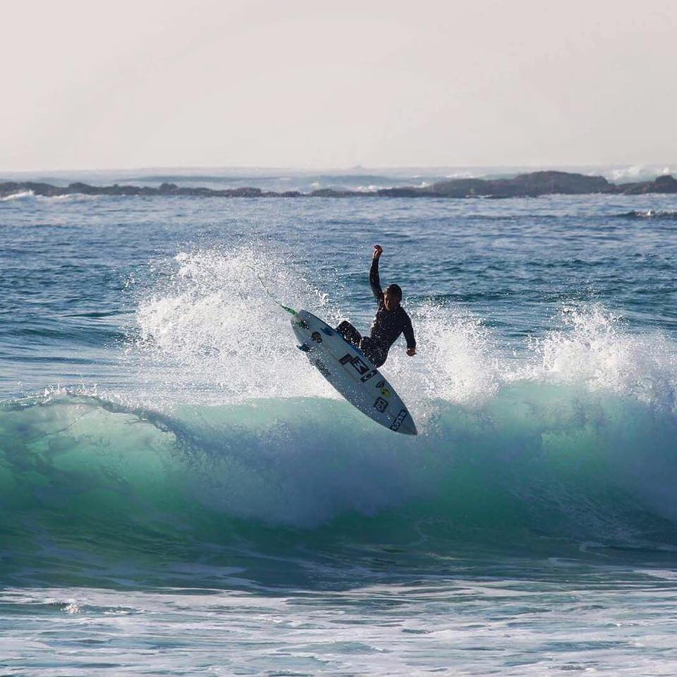 Surfeando en sitios imposibles por toda España | Planeta Aventura