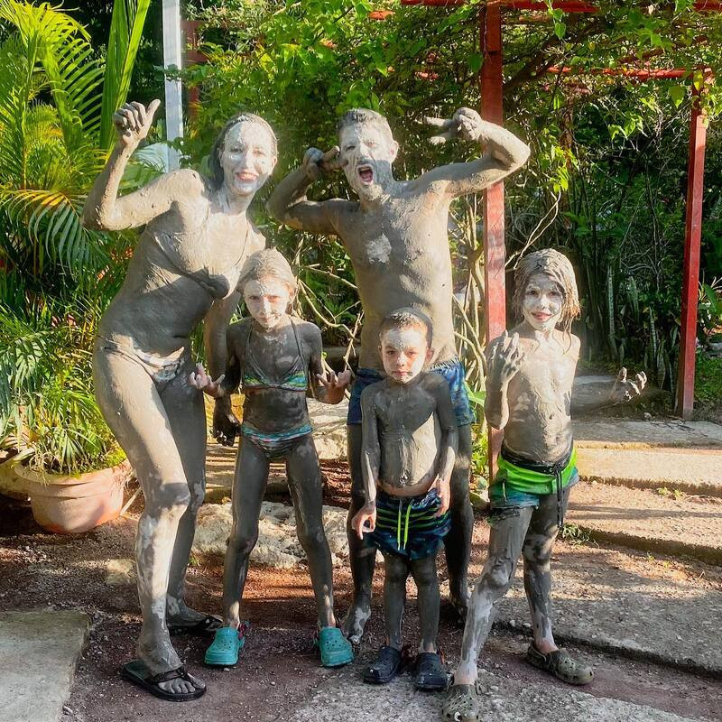 Una familia numerosa española recorre el mundo en camión | Planeta Aventura